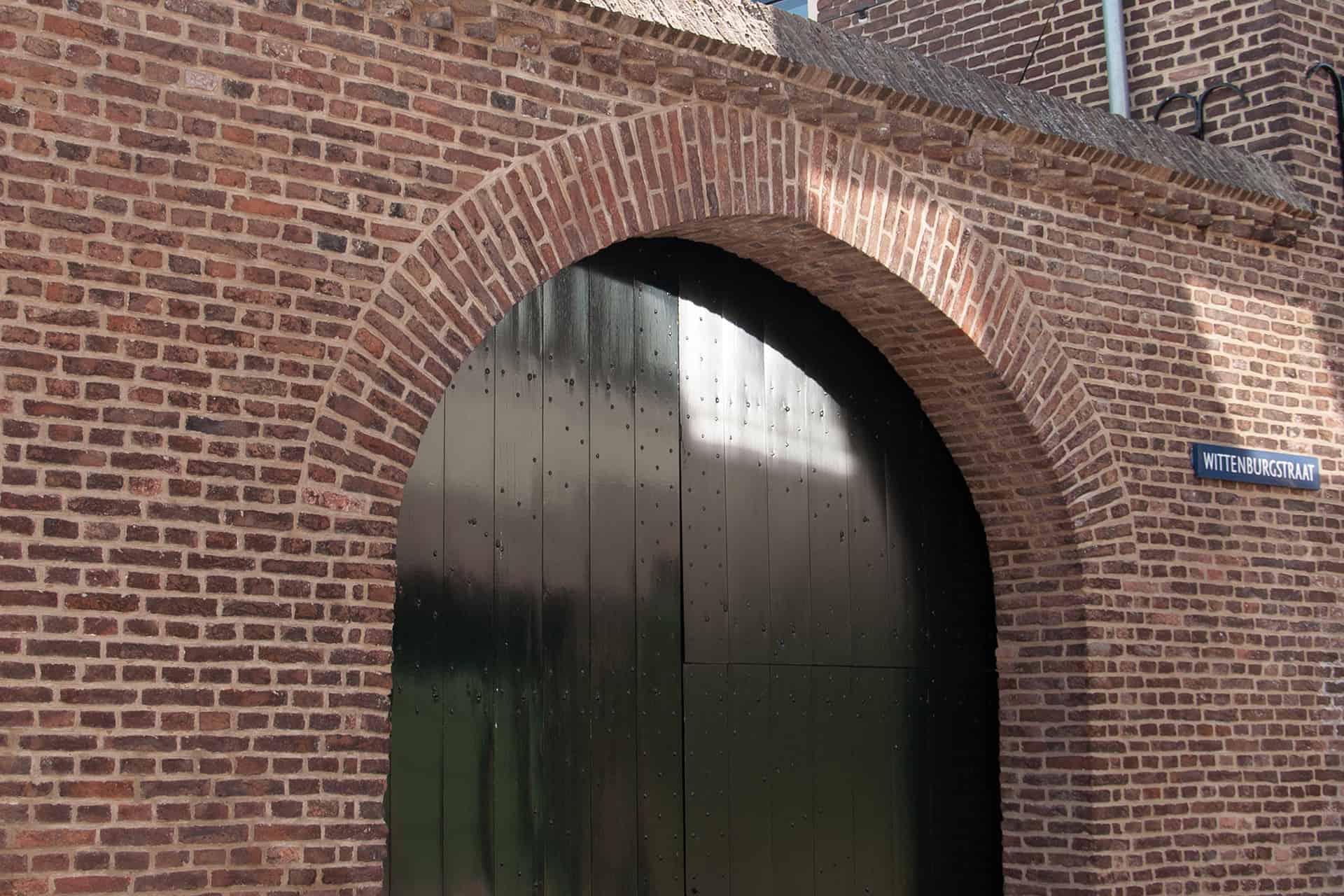 Muur en binnenplaats tussen Polderhuis en Koestal - Huis Sevenaer